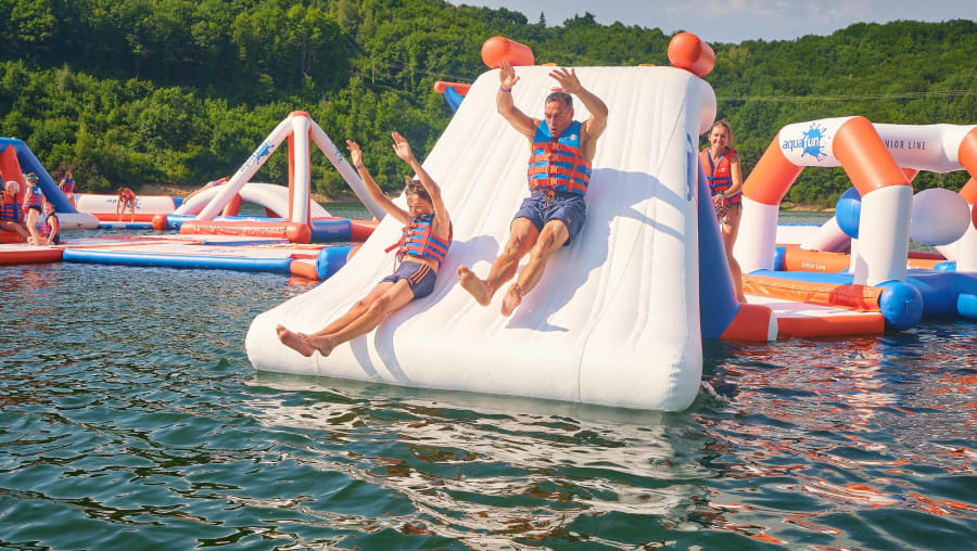 Omringd door prachtig groen, zijn deze zwembaden een blauwe oase voor ...