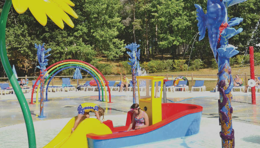Piscine con scivoli e giochi d'acqua per bambini
