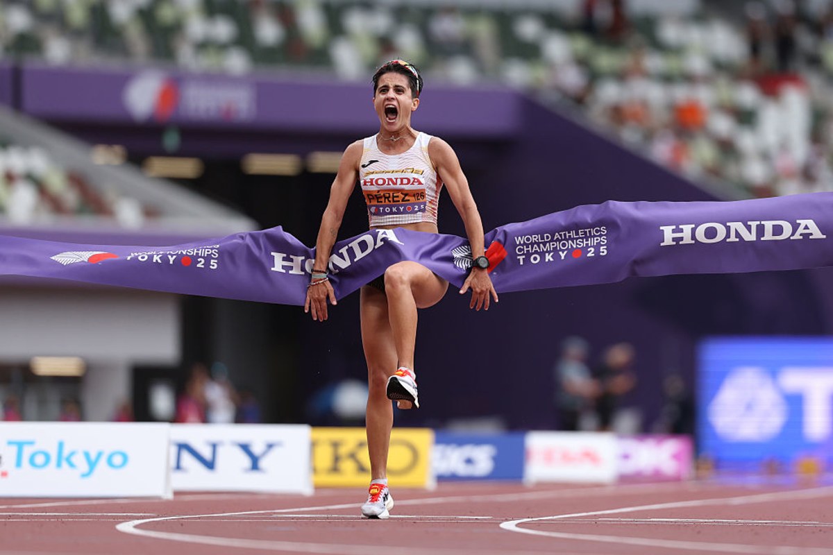Pérez makes race walk history with second successive world double