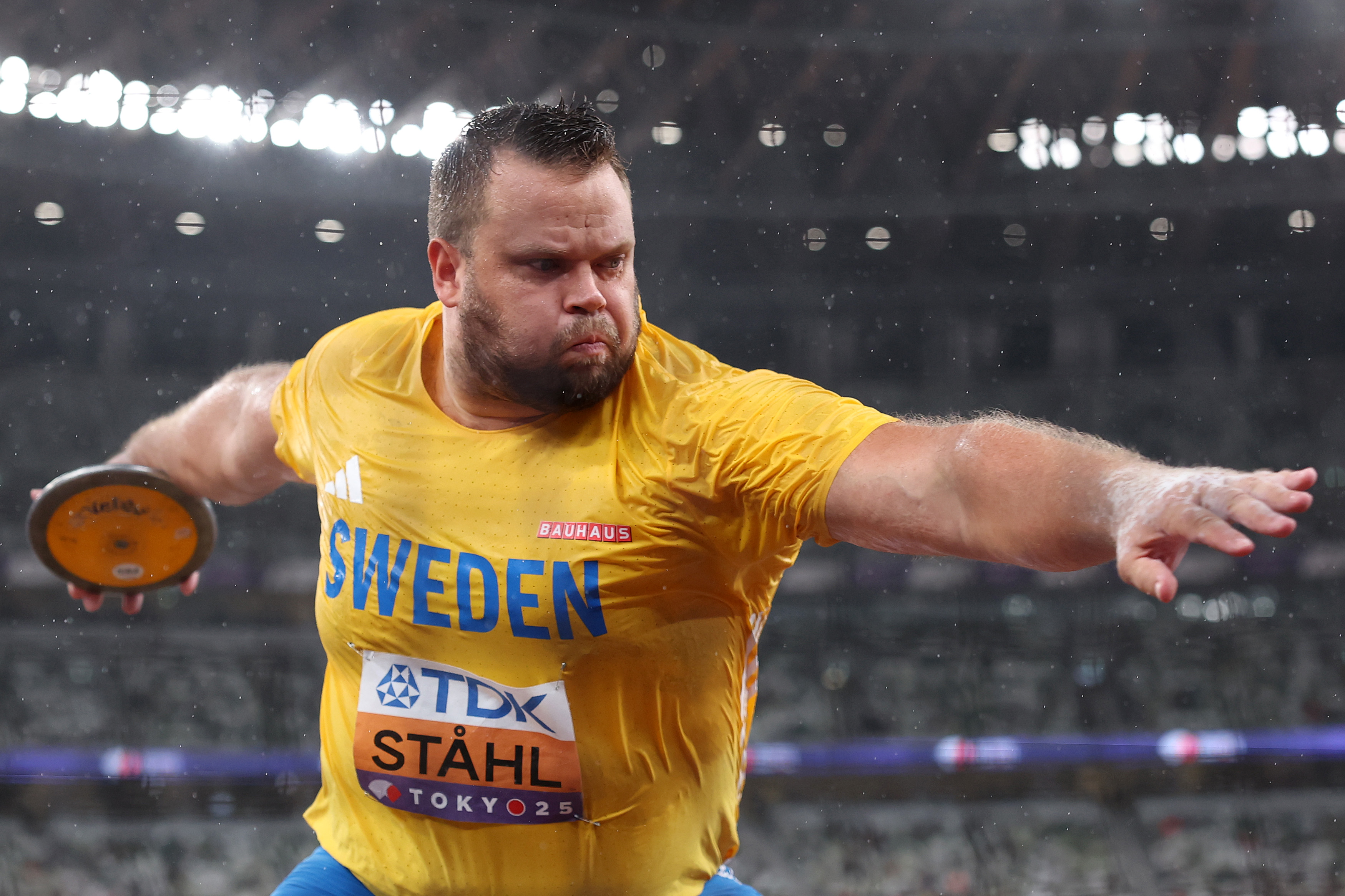 Ståhl wins dramatic discus gold with final throw