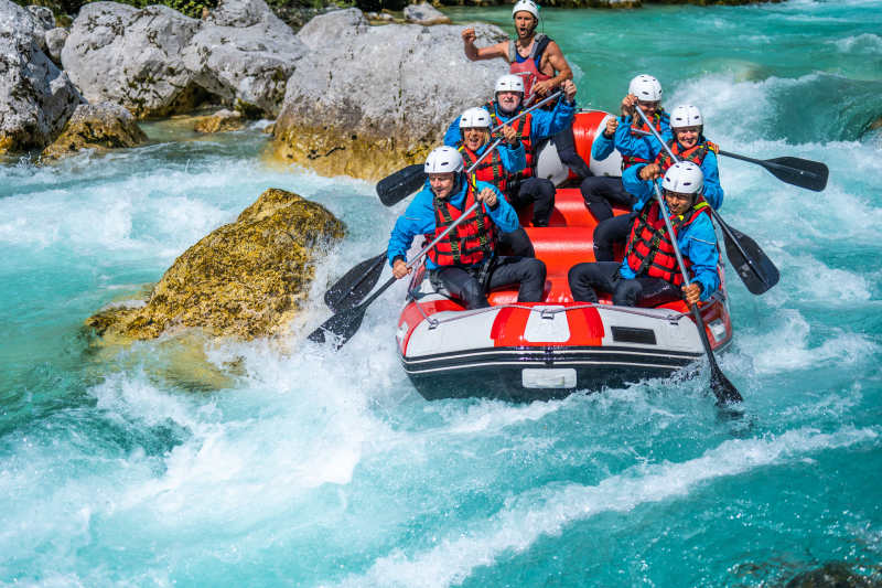 5 Team building activities to strengthen your team this summer - Evian ...