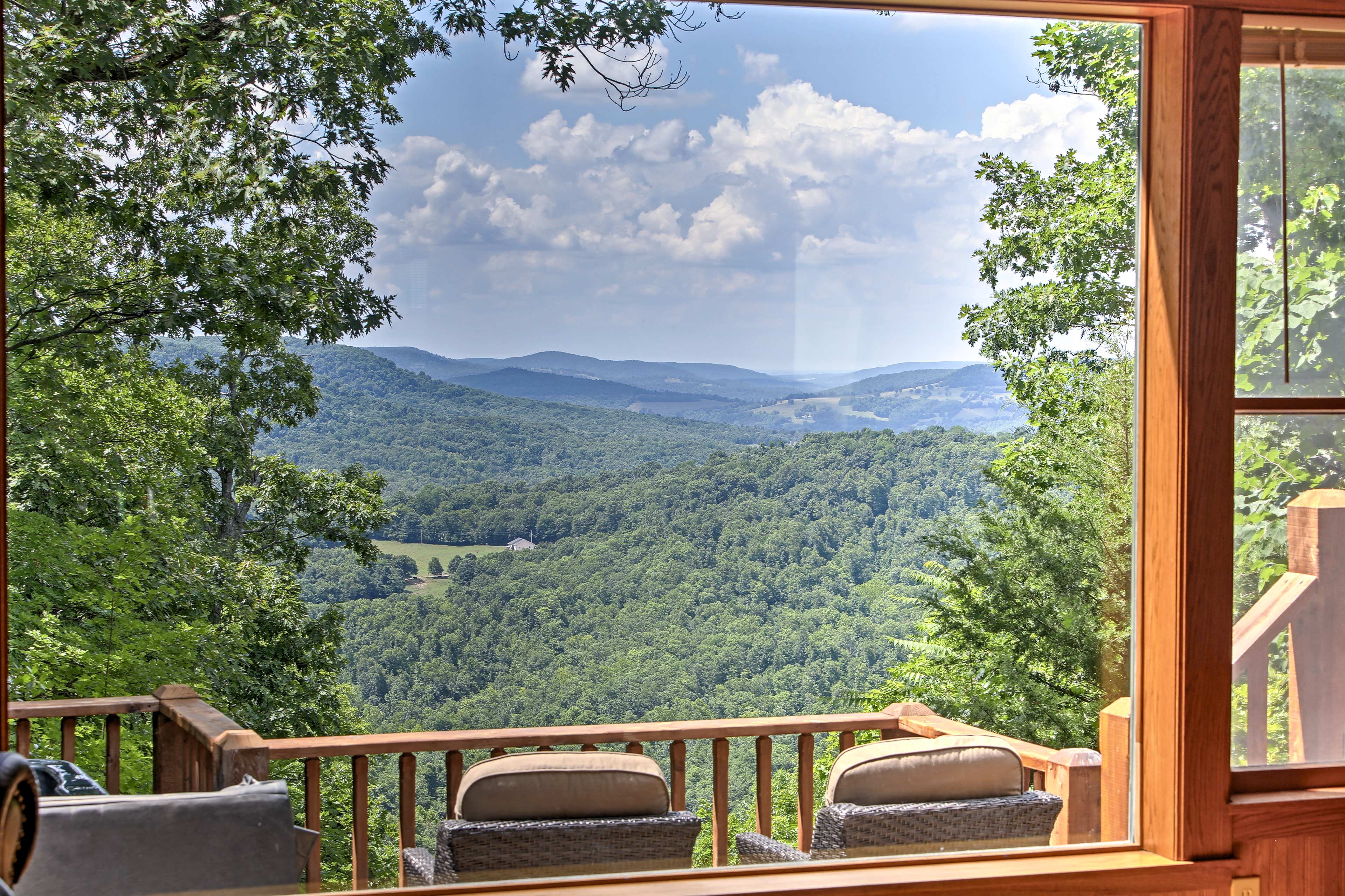 'A Scenic View Lodge' in Ozarks w/ Views & Hot Tub - Compton, AR | Evolve