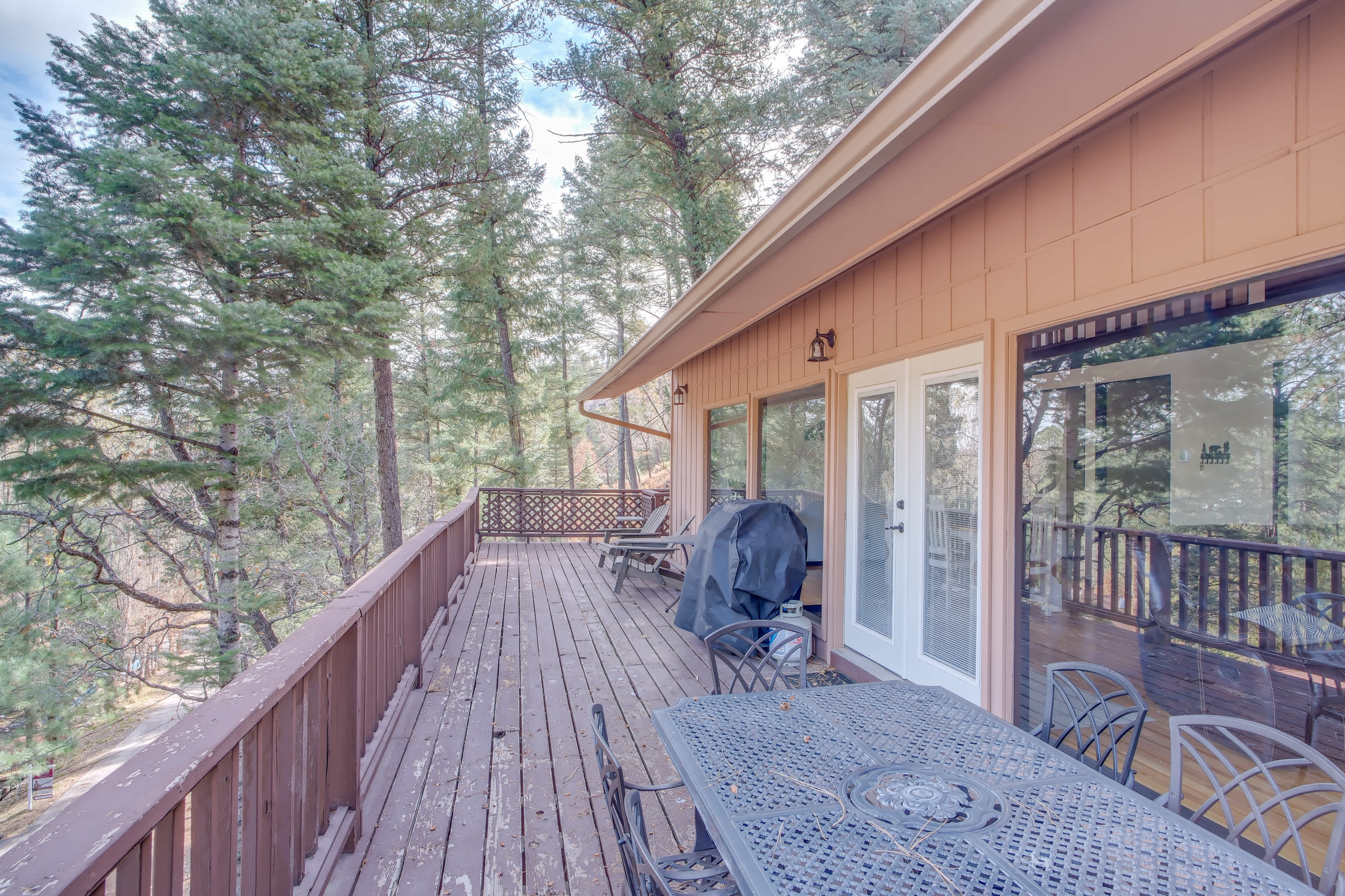 Ruidoso Cabin Retreat w/ Multi-Level Deck | Evolve