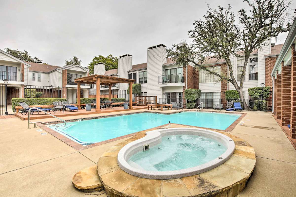 Dallas Condo w/ Pool Access + Walk to Shops! | Evolve