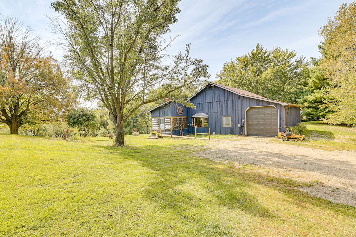 Near Mississippi River! Countryside Family Retreat - Eastman, WI | Evolve