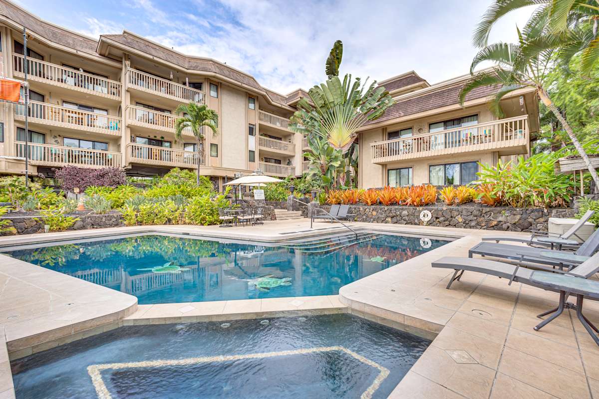 Top Floor Ocean-View Condo: Walk to Kona Beaches! - Kailua-Kona, HI | Evolve