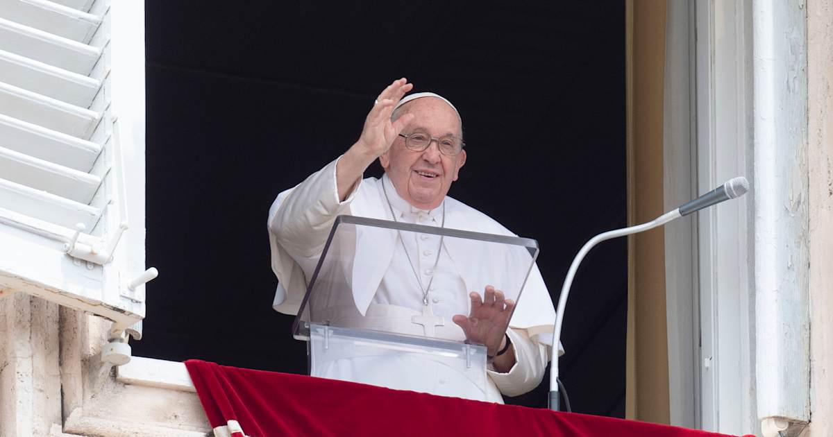 Pope Francis explains why Catholics make the sign of the cross