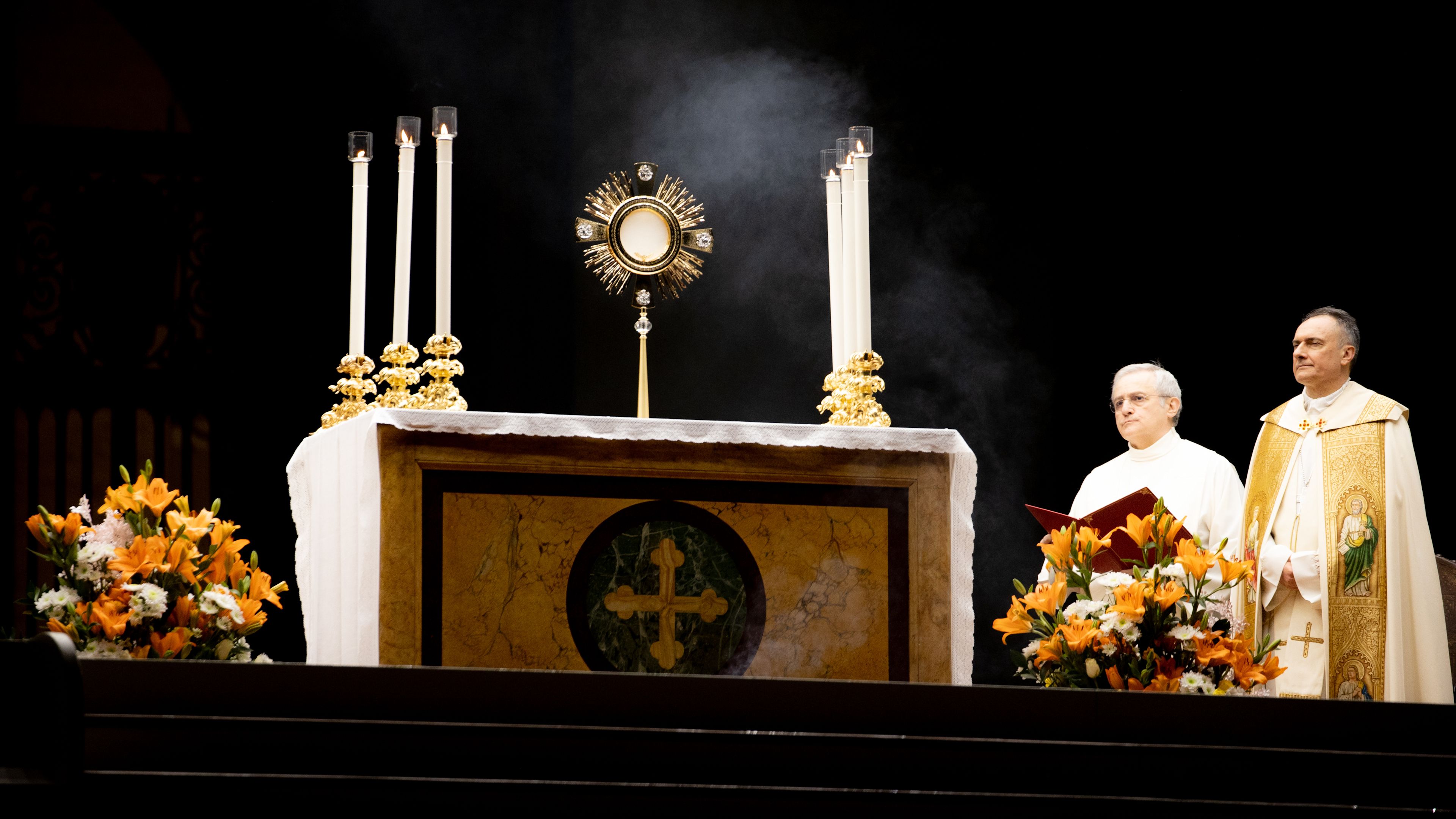 PHOTOS: Nighttime eucharistic adoration in St. Peter’s Square