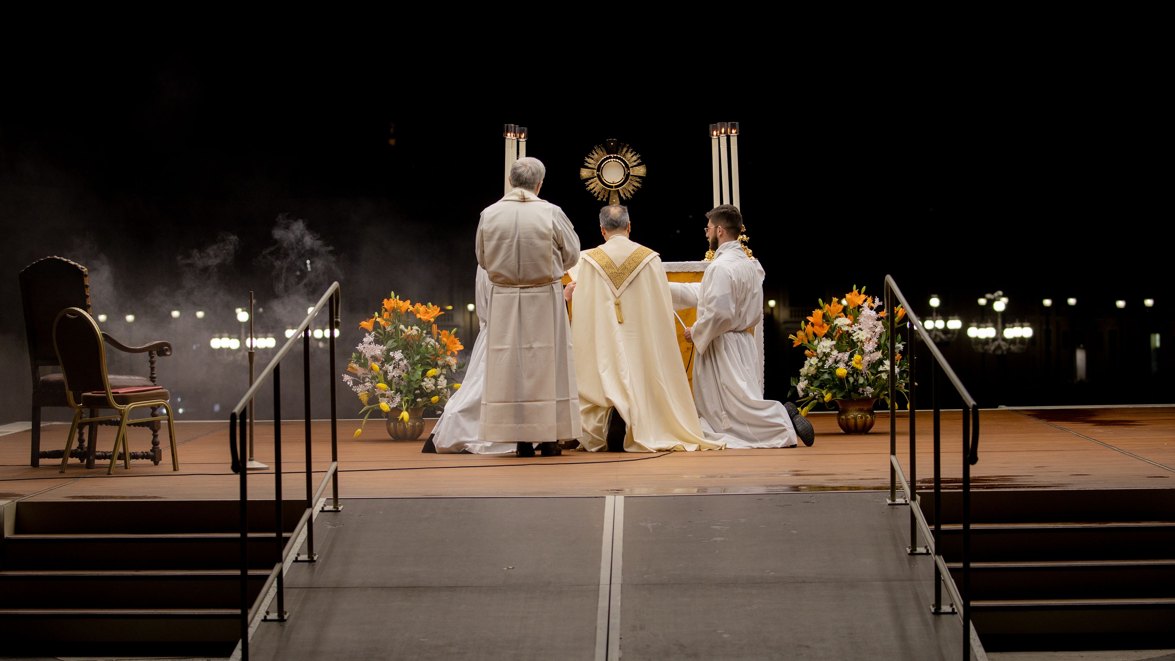 PHOTOS: Nighttime eucharistic adoration in St. Peter’s Square