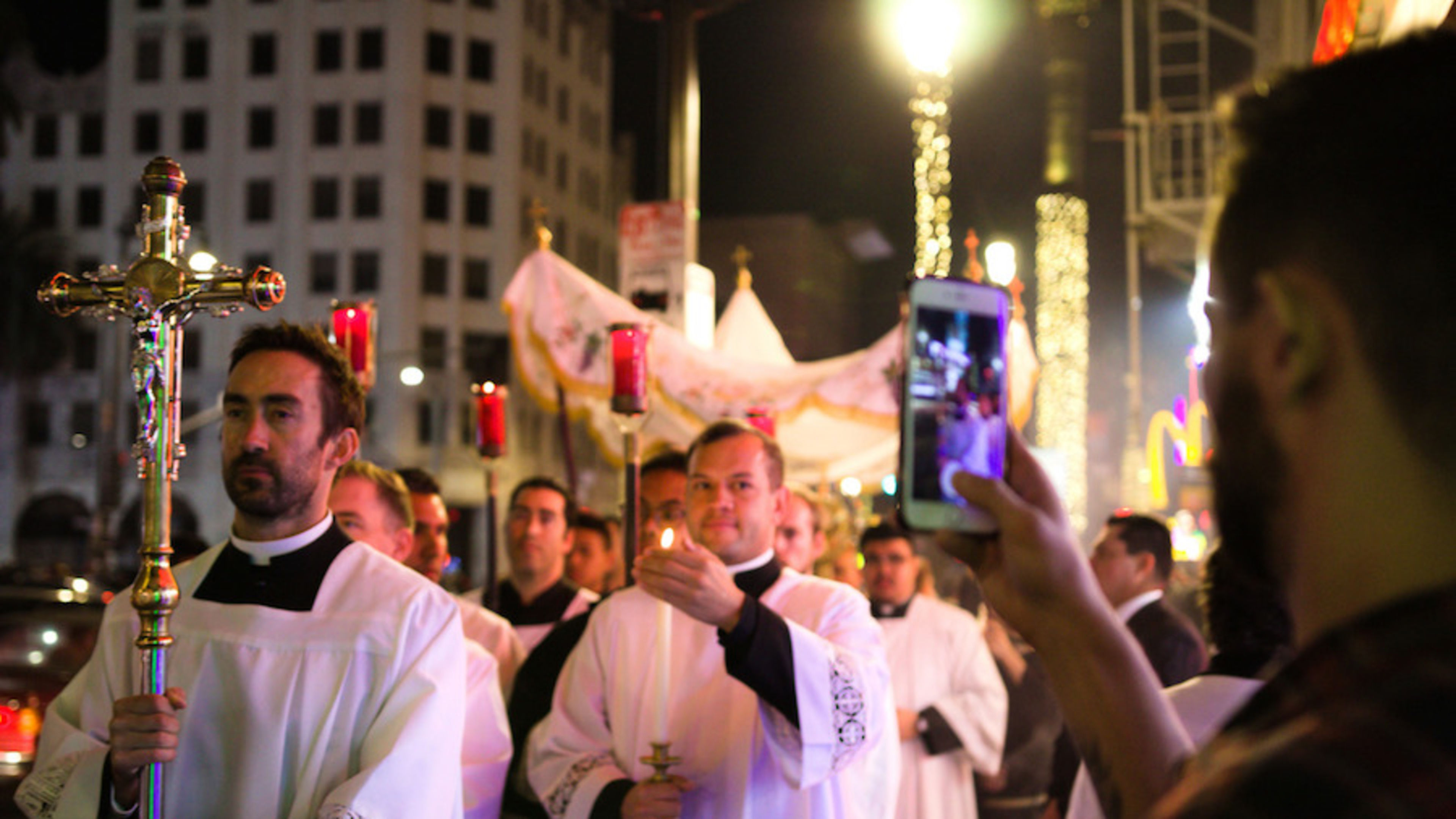 Eucharistic procession for Hollywood homeless draws hundreds
