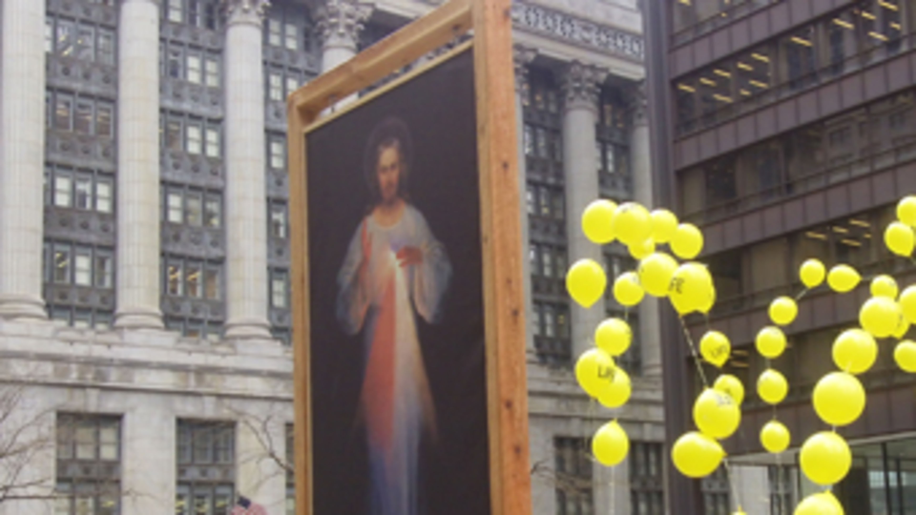 Divine Mercy image in Chicago's Daly Plaza reaching thousands