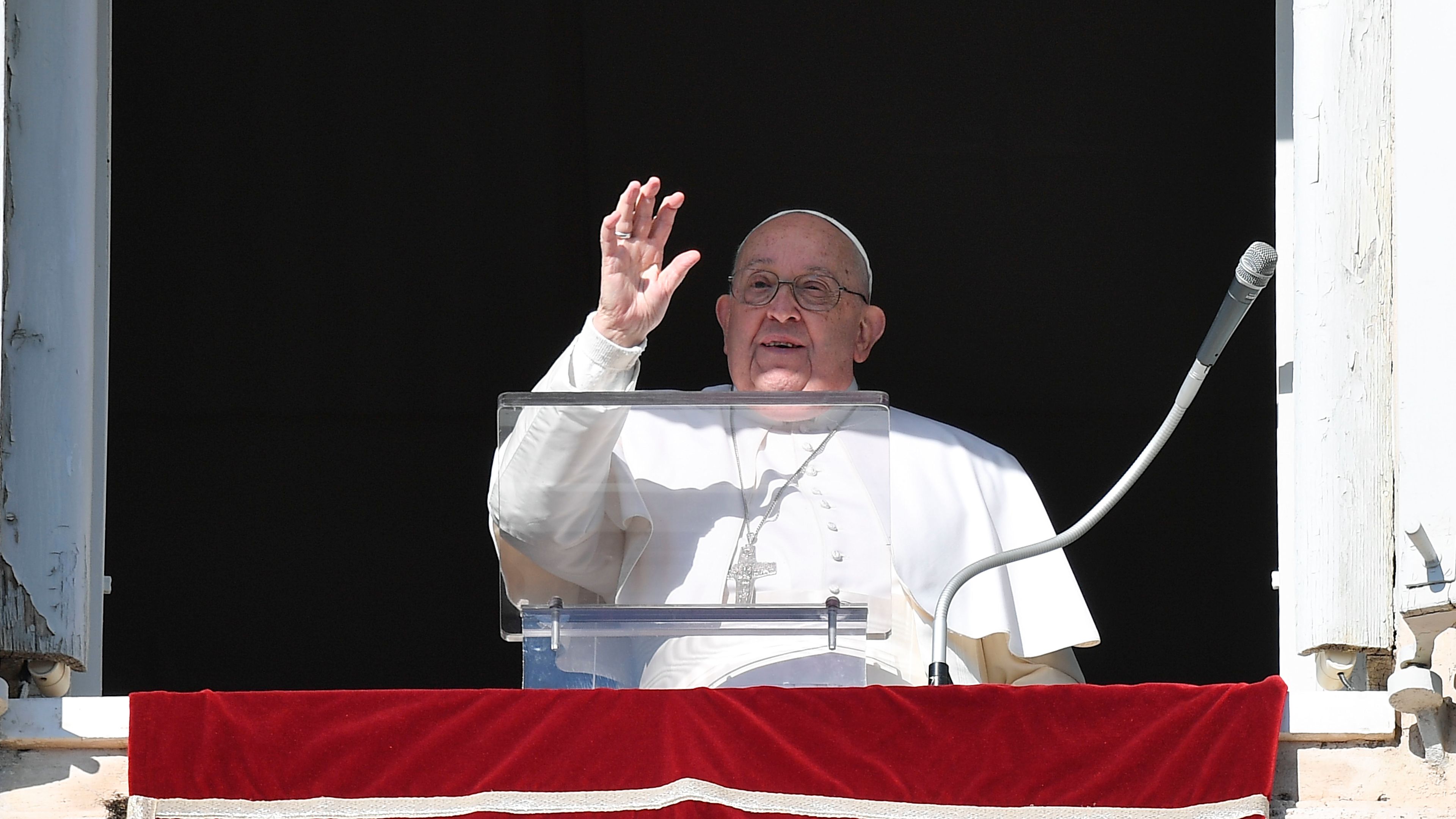 Pope highlights Holy Family as model of dialogue, warns against phone ...