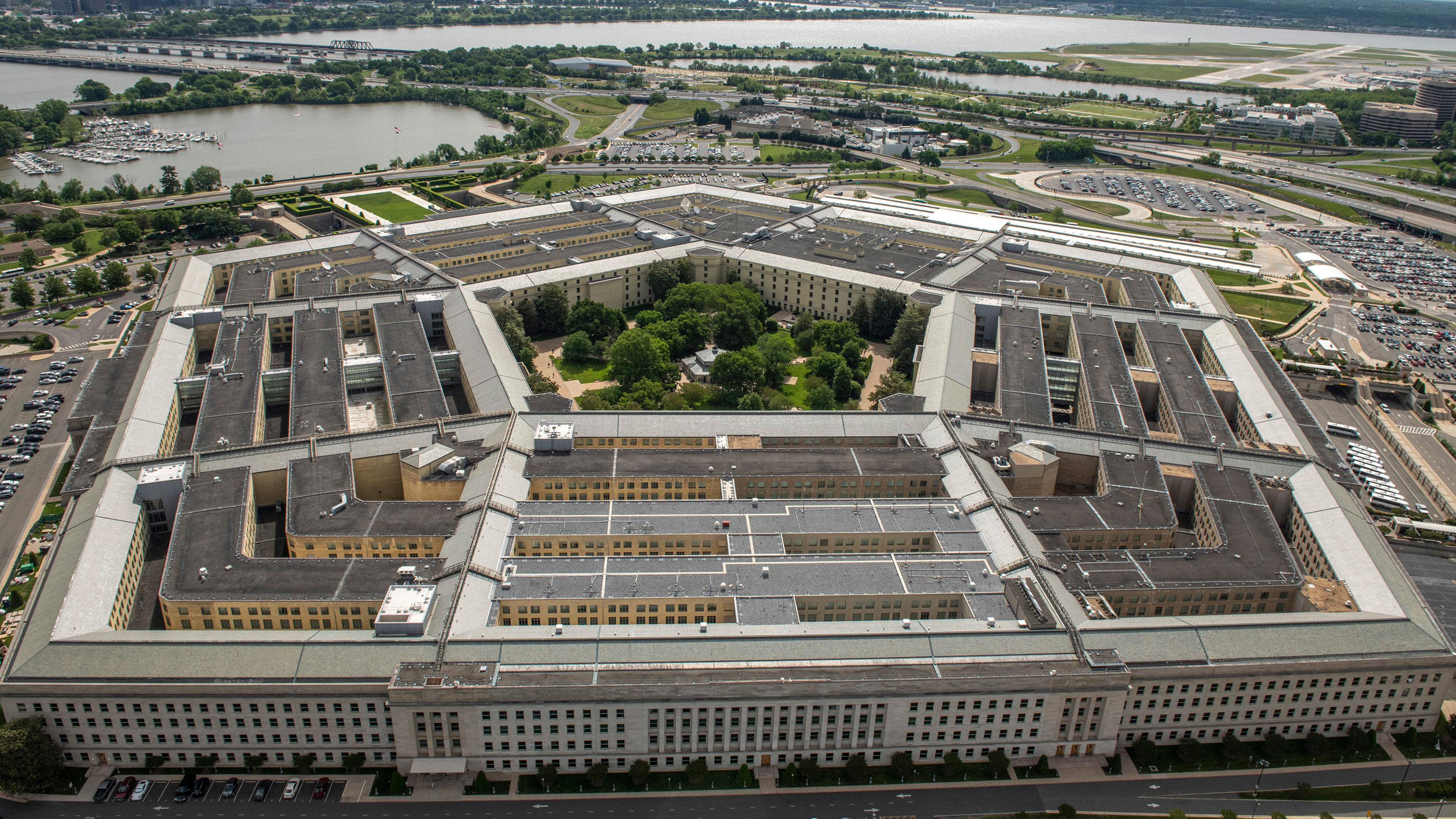 Trump signs order barring transgender-identifying soldiers from ...