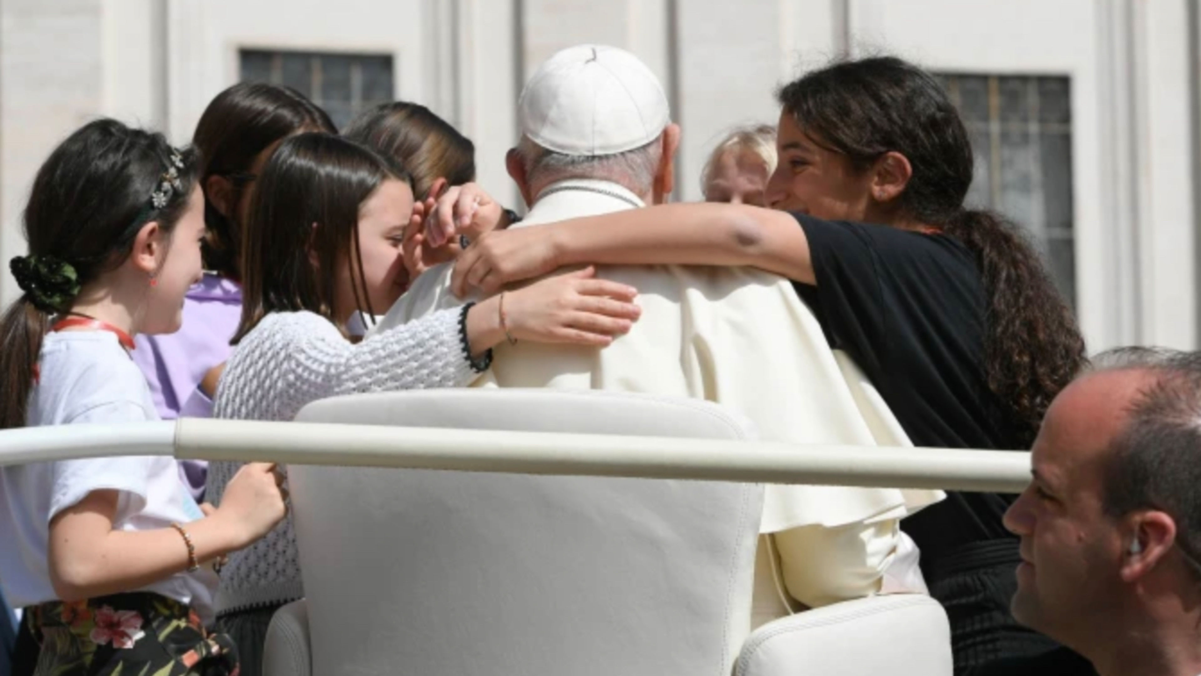 Handing out ice cream or visiting the poor: The charity of Pope Francis ...