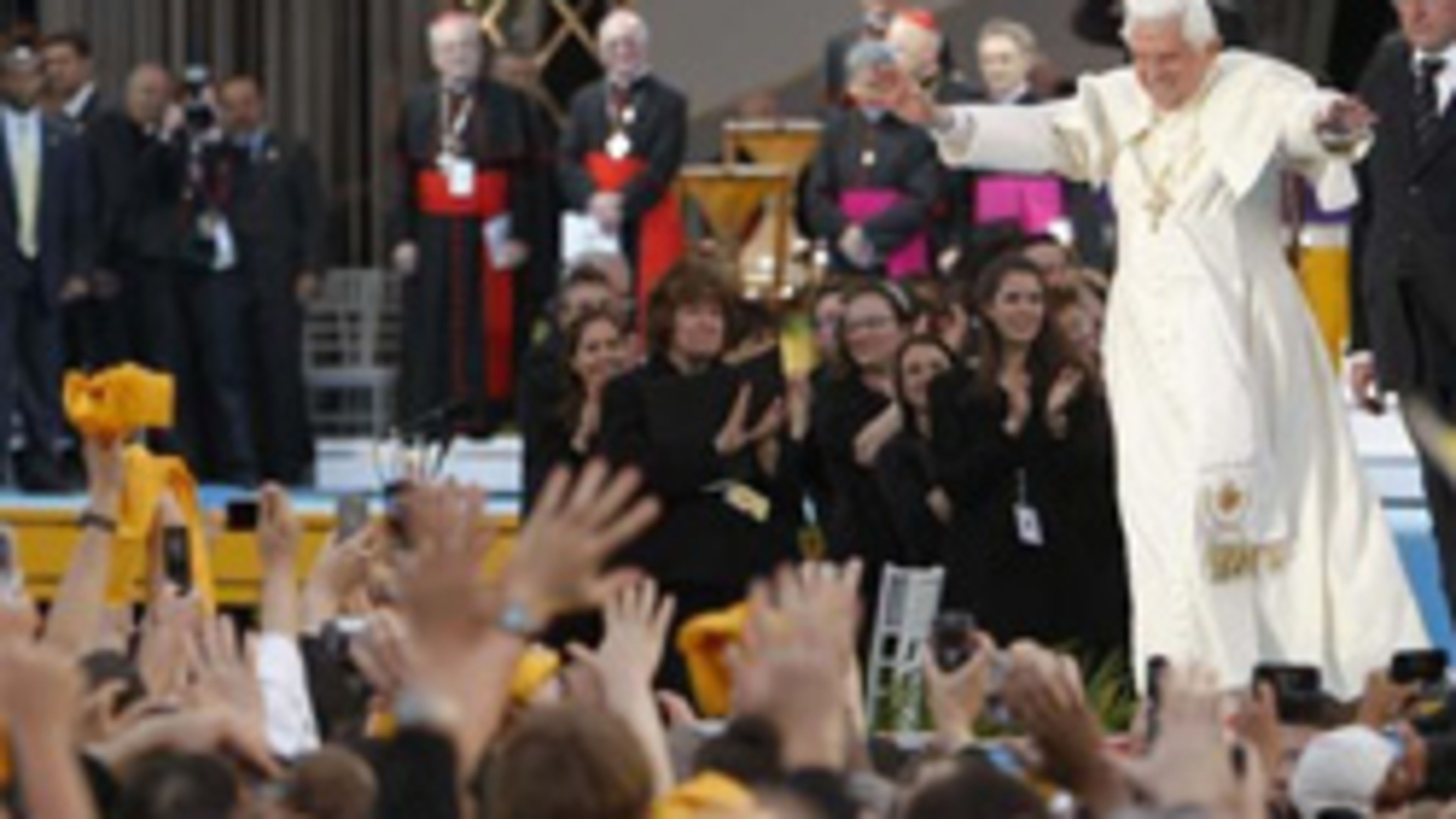 Pope tells young concert performers, 'never yield to the temptation of war'