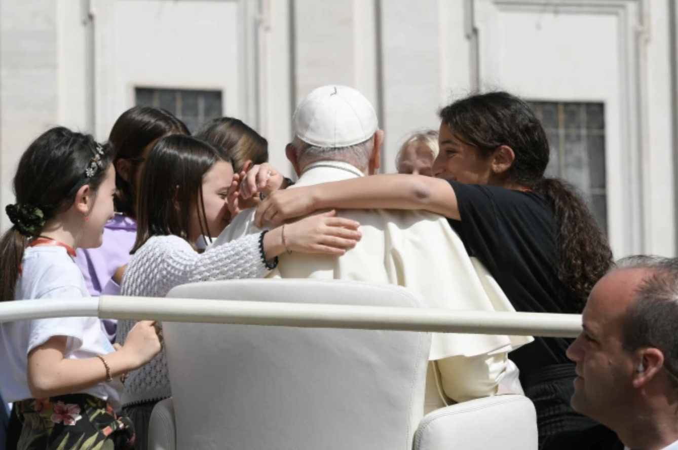 Handing out ice cream or visiting the poor: The charity of Pope Francis ...