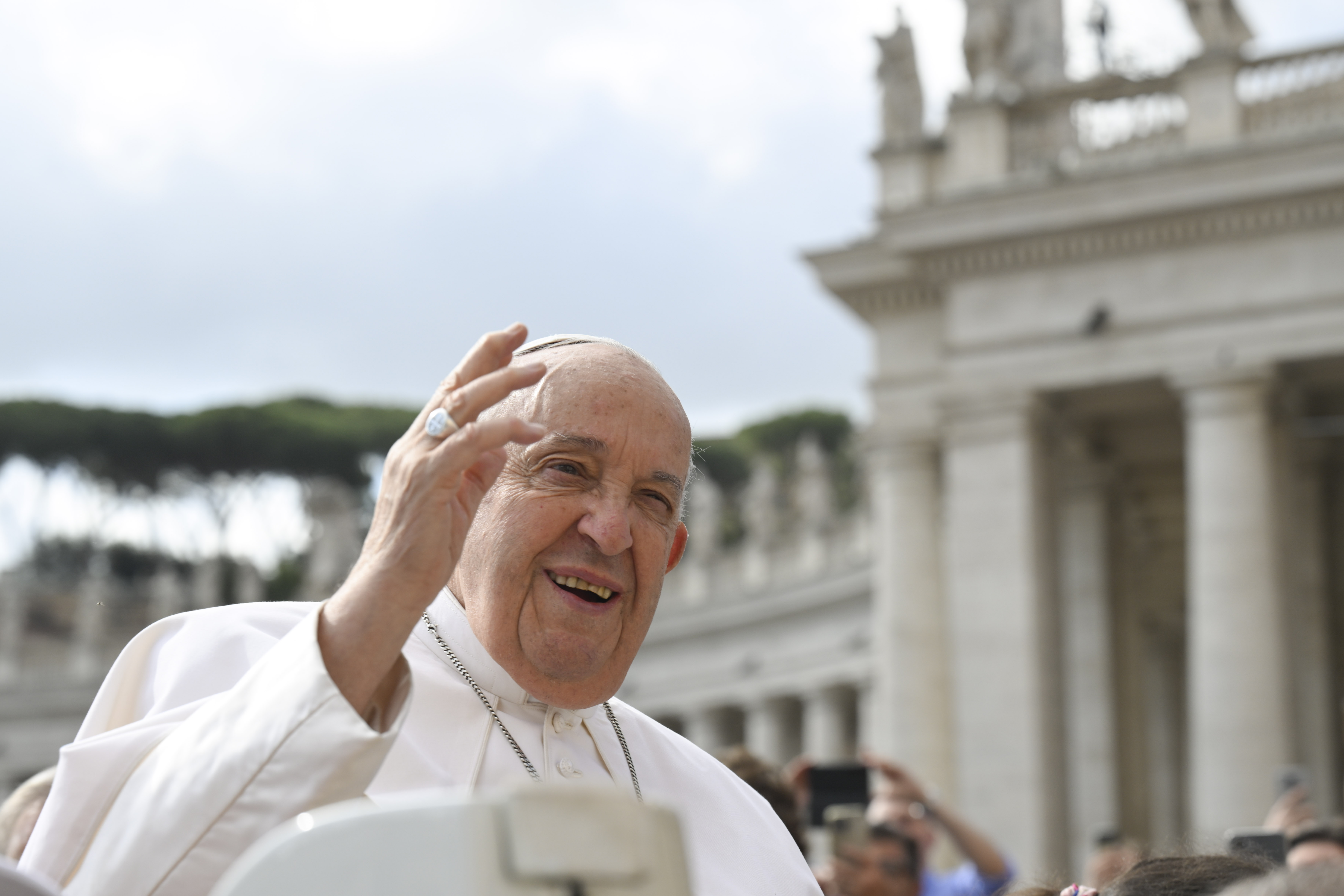 Vatican apologizes after pope’s derogatory remark on gay men in ...