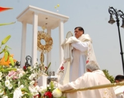 Cardinal Rivera says world is held together by prayer