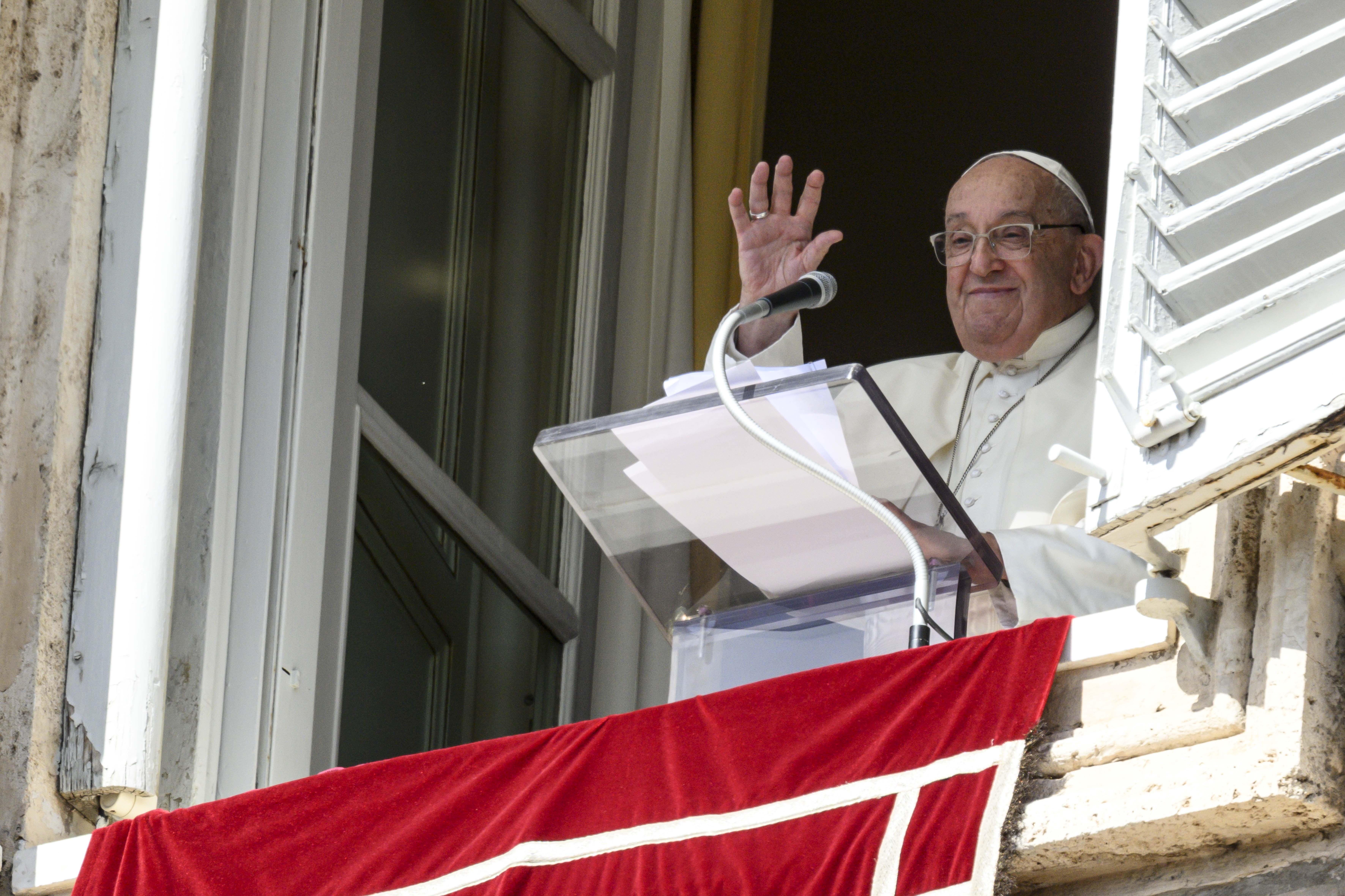 Pope Francis praises father of 8, says couples must be ‘open to life’