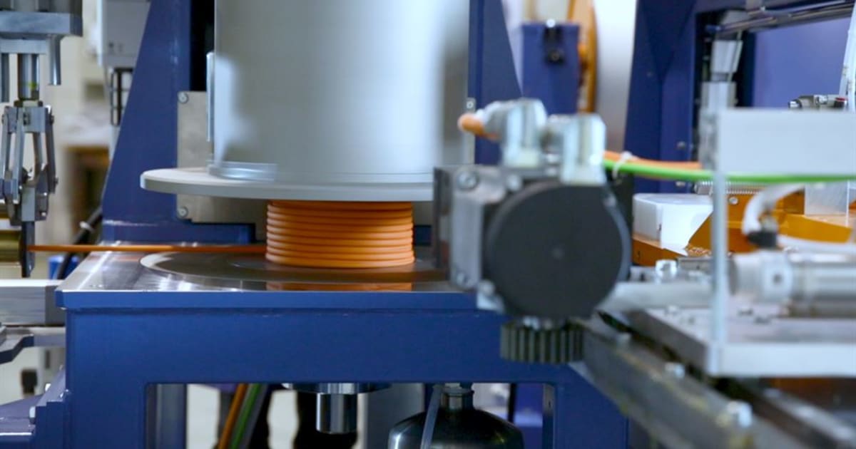 Versatility and precision in a single coiling line, the PS 470/16 model ...