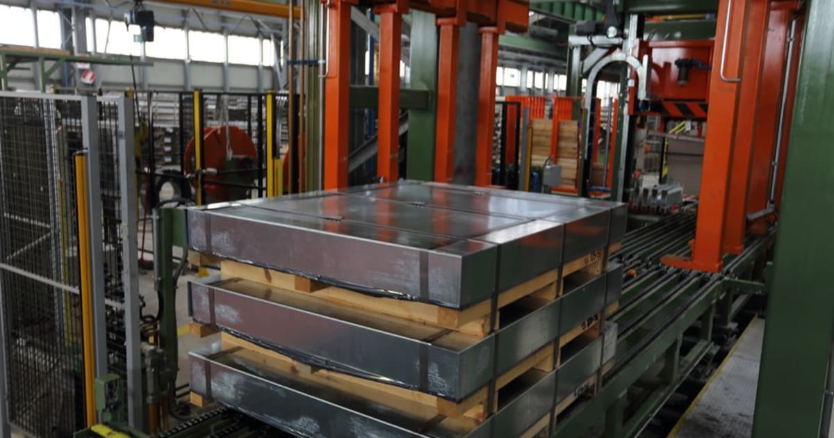Hydraulically-operated stacking machine for palletized sheet metal ...