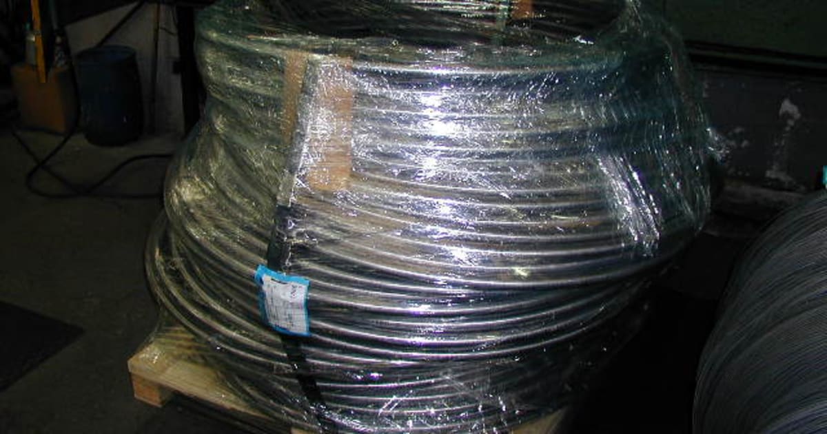 Alambre pelado en rollos en pallets con protección | expometals