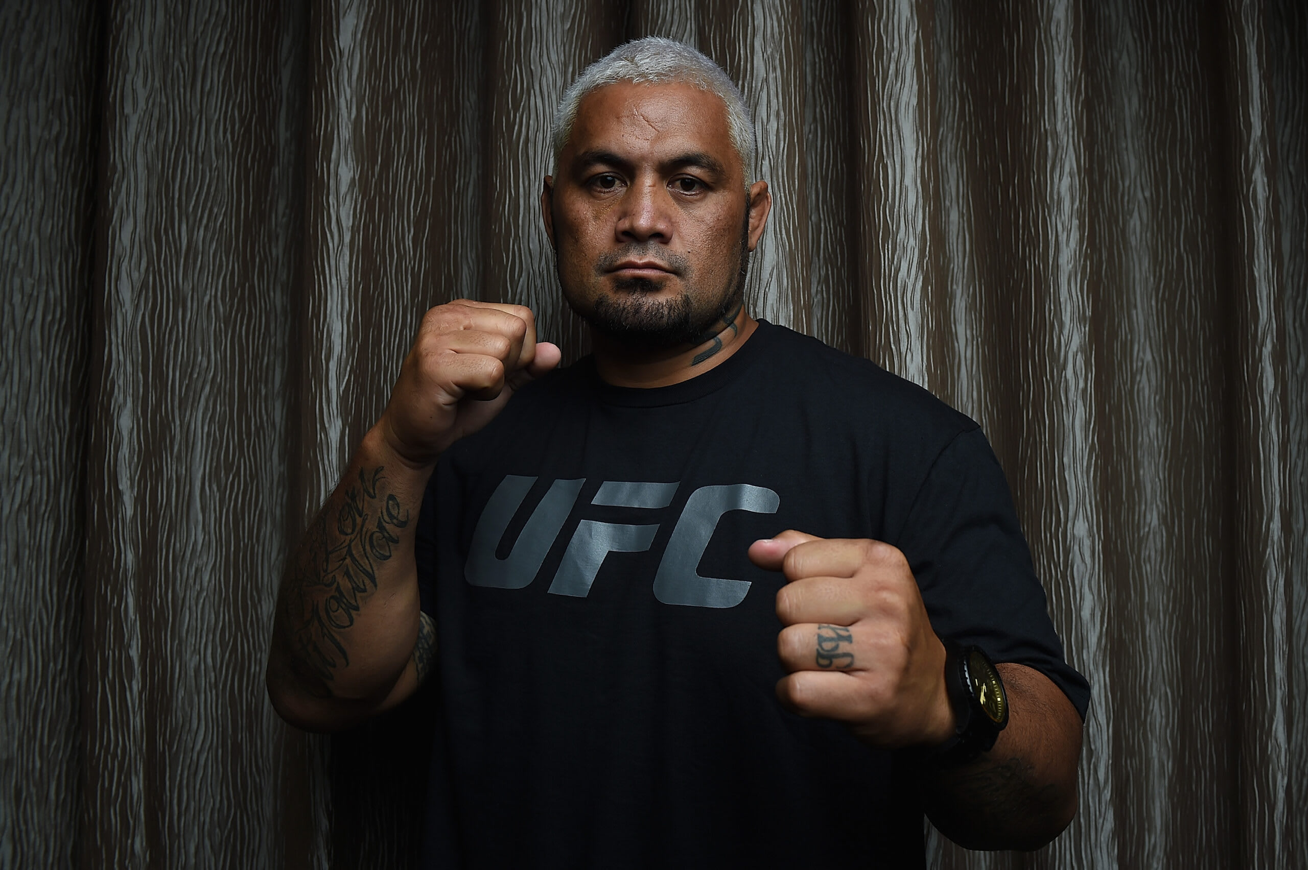 Mark Hunt's lacing up the boxing gloves once again: `I've still got the ...