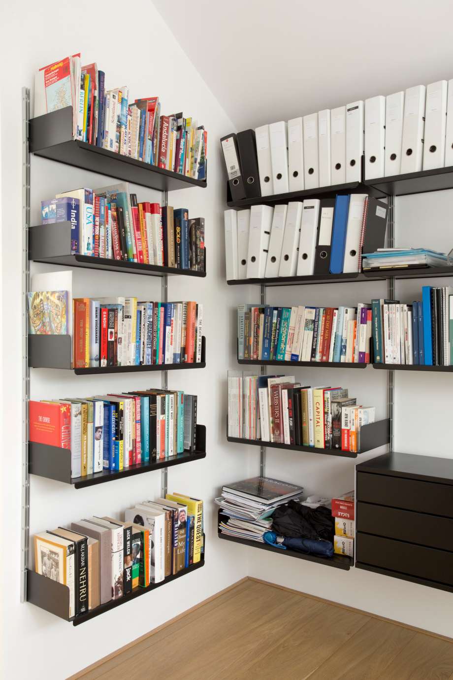 Very Goods | Book shelves | Gallery | 606 Universal Shelving System | Vitsœ