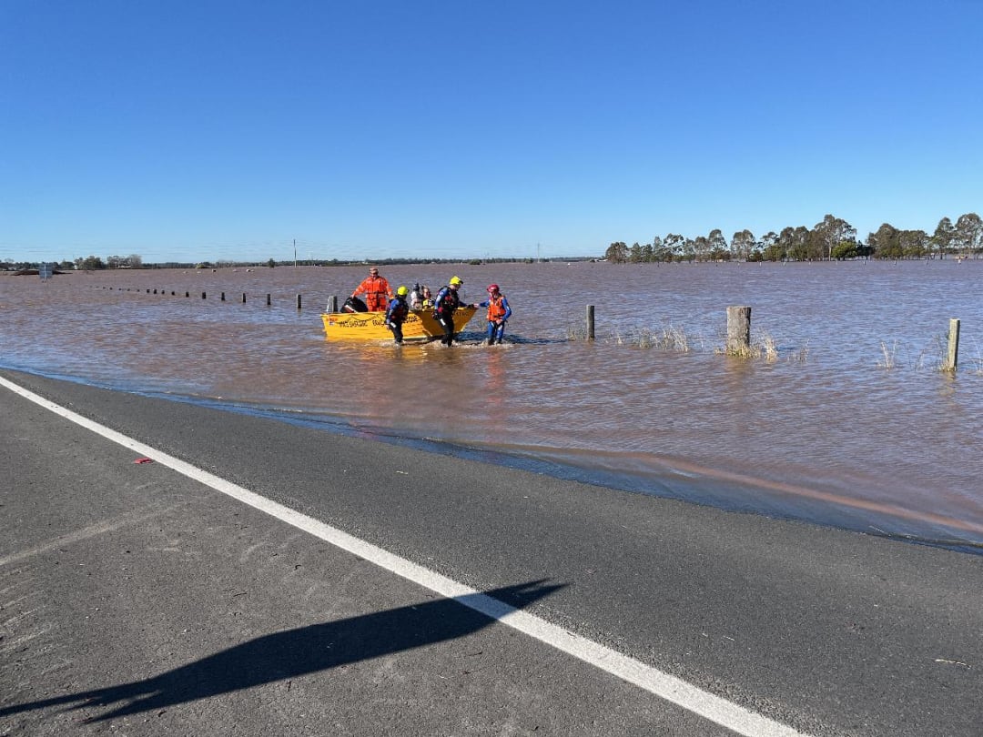 Firefighters and SES rescue stranded families - VIDEO - Hunter Valley ...