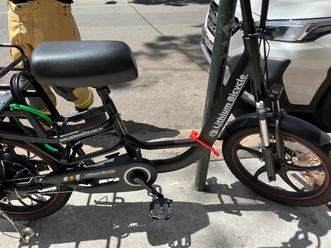 Faulty Lithium-Ion e-bike battery causes explosion and fire - VIDEO ...