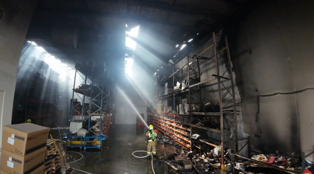 Firefighters stop blaze spreading to Lithium-Ion battery storage site ...