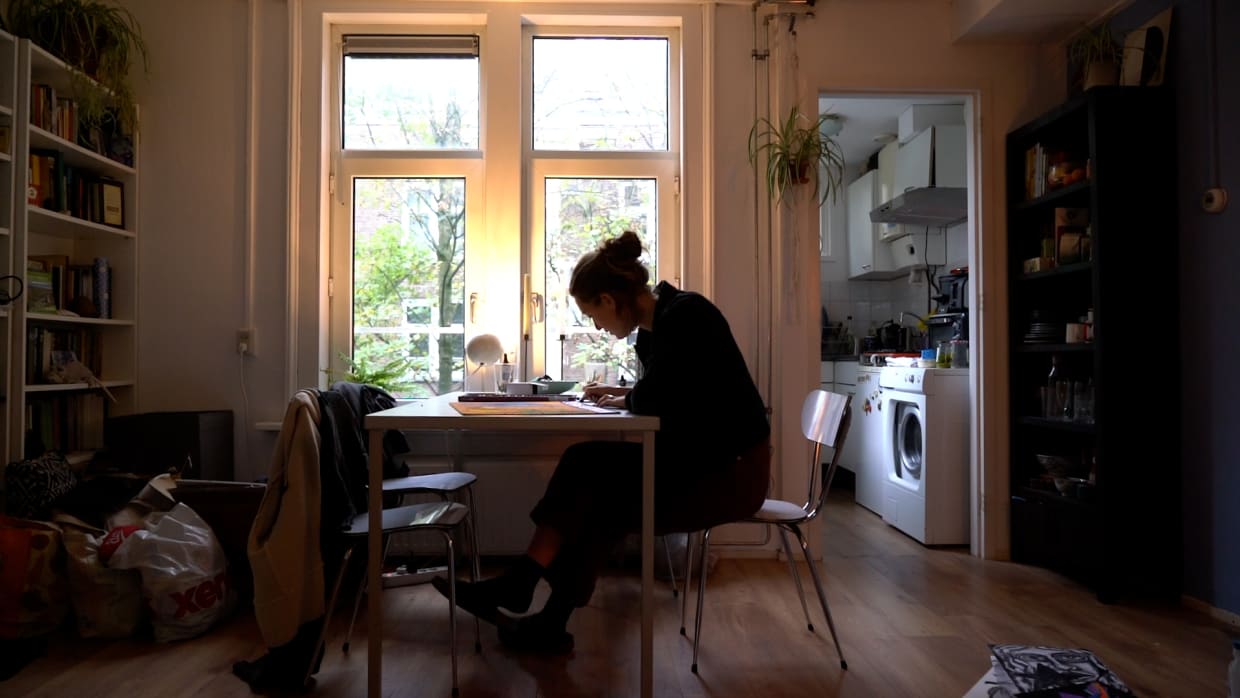 Video | Student Fieke processes her grief in drawings - Folia