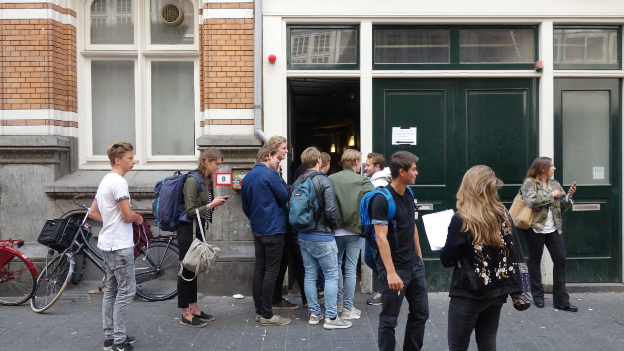 Studenten wachten uren voor aanmelding ontgroening - Folia
