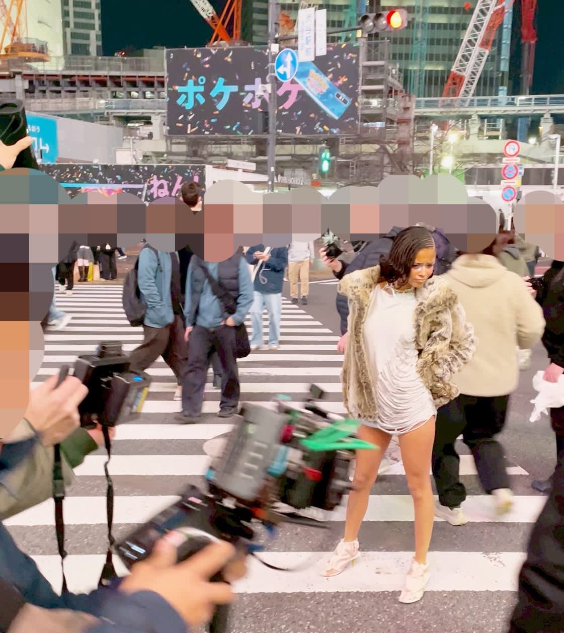 超セクシーファッションで仁王立ち！ TYLA（タイラ）の渋谷スクランブルPV撮影を発見撮（FRIDAYデジタル）｜dメニューニュース（NTTドコモ）