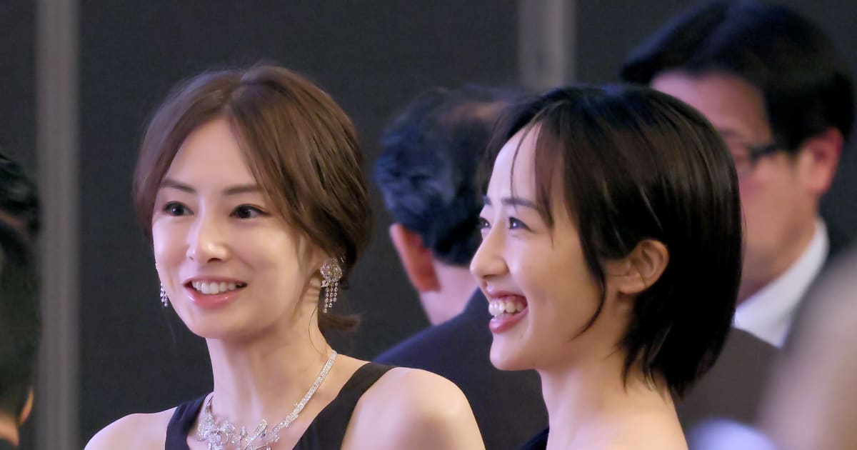 大胆肩出しドレス共演！ 『報知映画賞』授賞式で北川景子と森田望智が受賞を称え合う”仲良し”姿 | FRIDAYデジタル