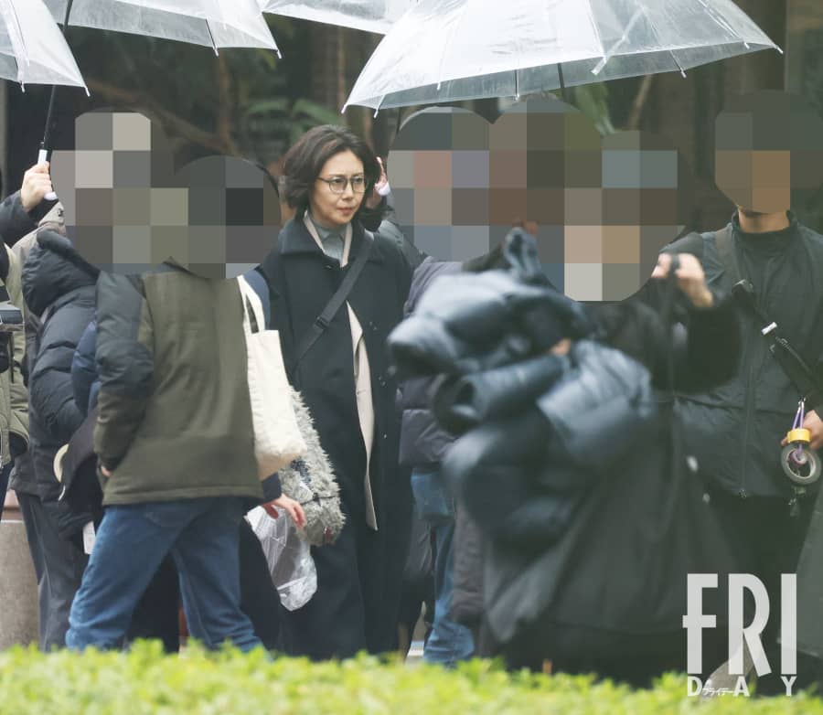 黒縁メガネでコート姿も圧倒的美スタイル…松嶋菜々子 激しい雨の中での撮影 1月期ドラマロケ発見！（FRIDAYデジタル）｜dメニューニュース（NTTドコモ）