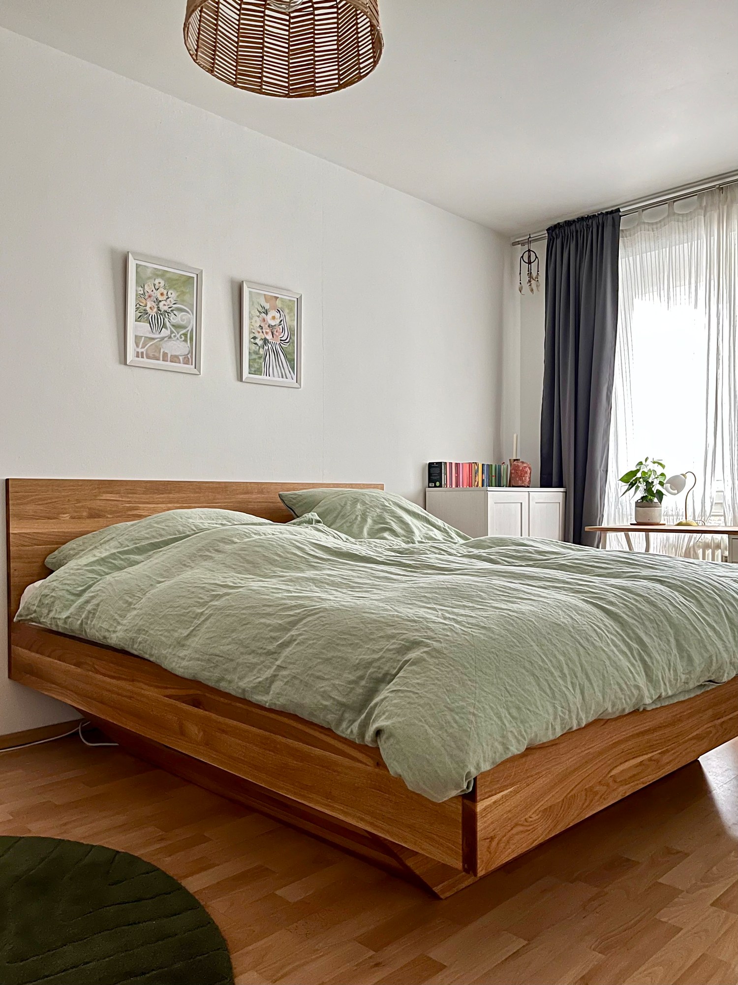 Bett mit Stauraum und Schubkästen aus Massivholz | Frohraum