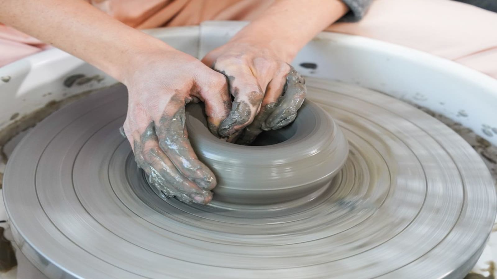 Quelle est la différence entre le modelage et le tournage