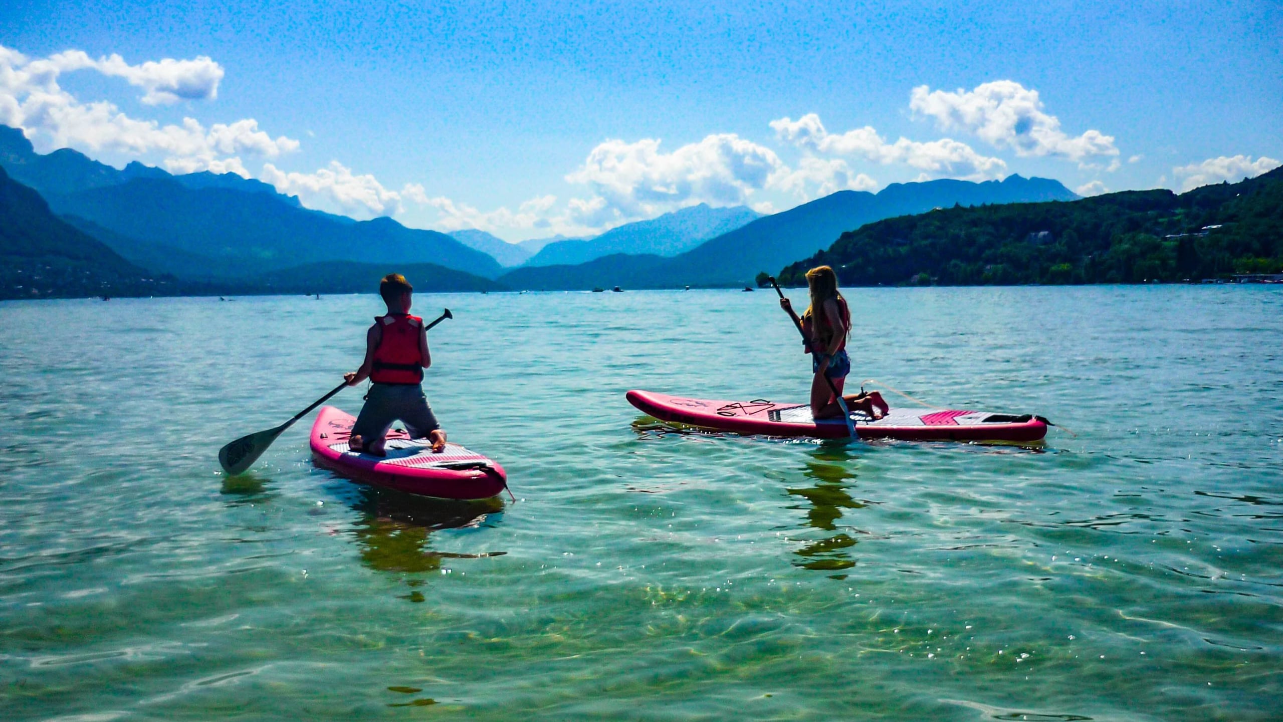 Quels équipements sont fournis par les centres de Stand Up Paddle