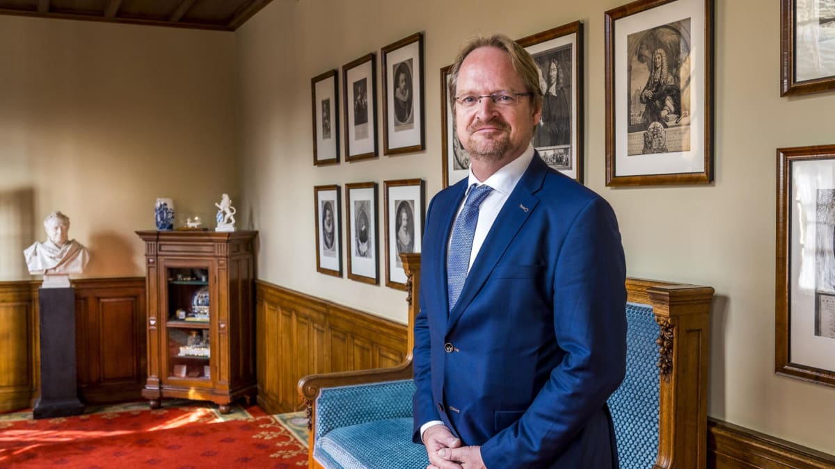 Overheidsuitgaven nemen toe ondanks recessie, Dessing haalt uit naar ...