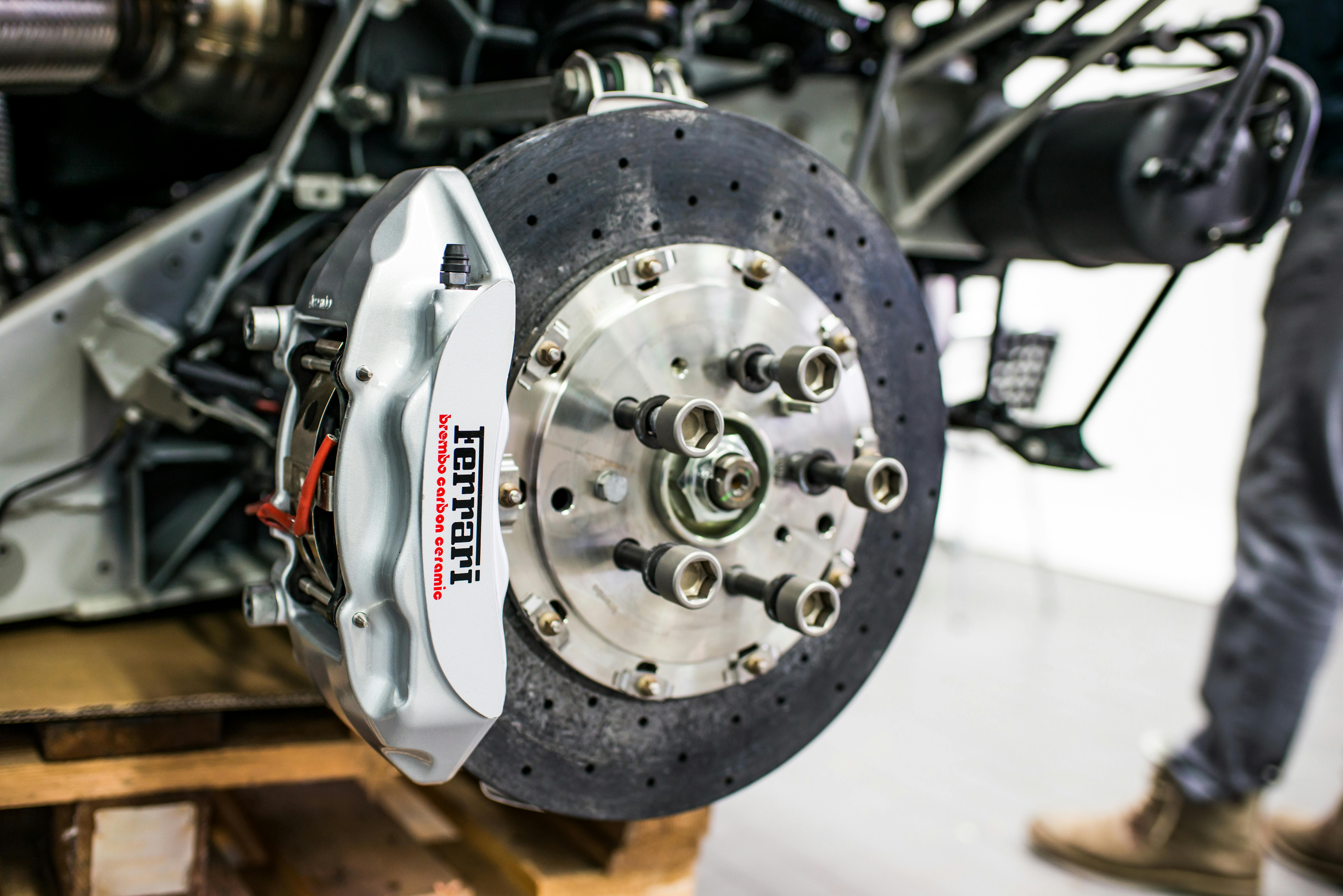 Ceramic Brake Pads vs. Regular Pads: Discover the Key Advantages