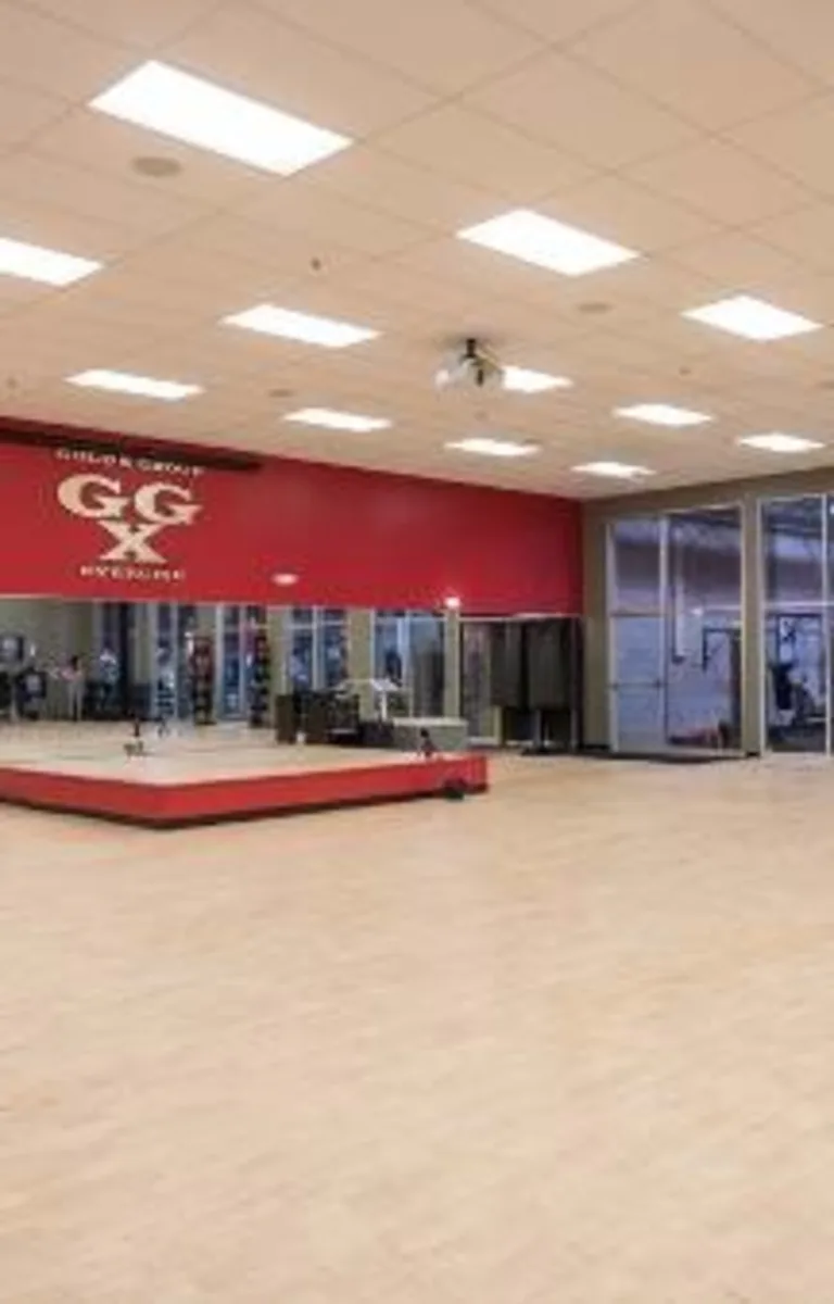 Gold's gym willow lawn store