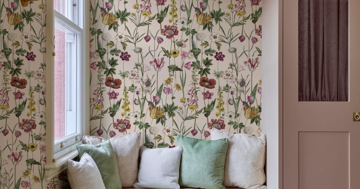 Beige Illustreret Tapet Med Vilde Blomster - Hovia