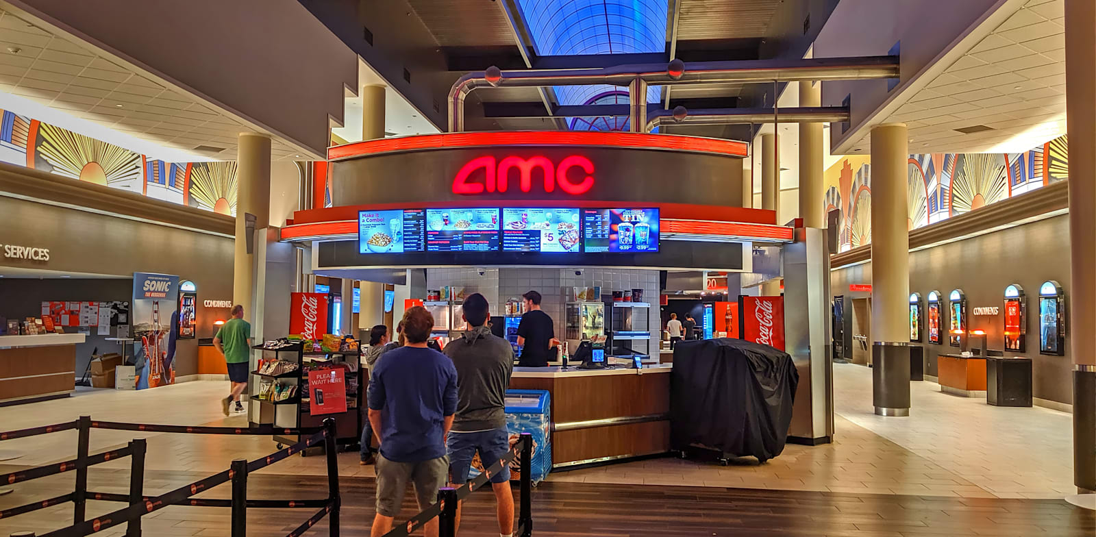 בזכות המשקיעים היומיים: מניות AMC עלו ביותר מ-1,100% השנה - גלובס