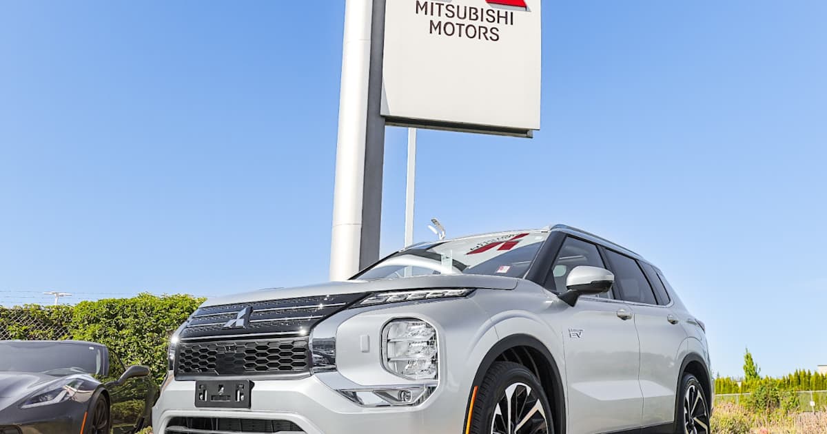 Mitsubishi Outlander Plug-In Hybrid SEL S-AWC | Go Auto