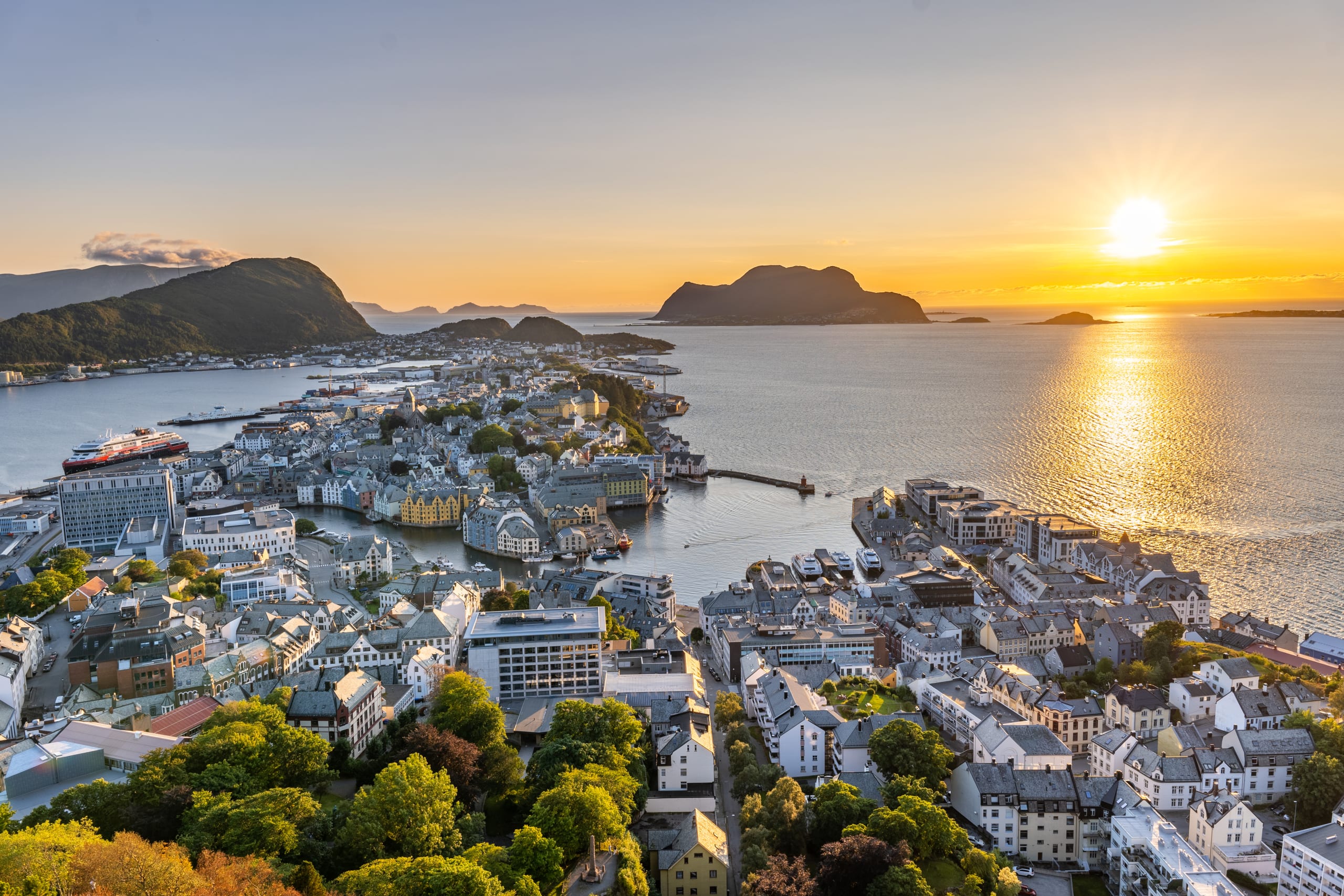 Welcome to Ålesund | Go Fjords