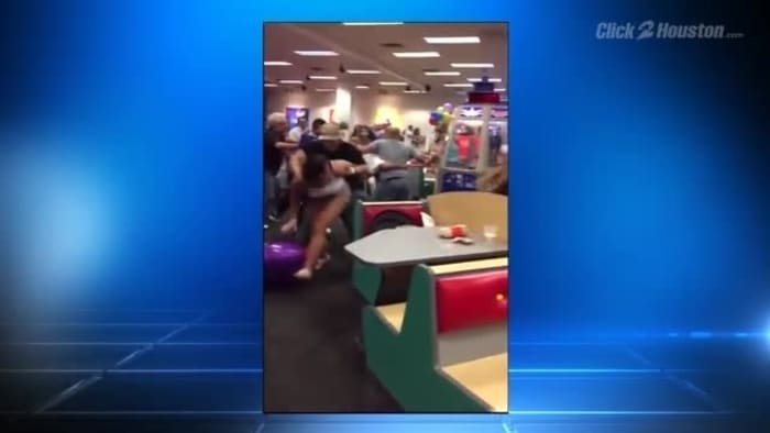 Chuck E. Cheese fight between parents caught on video