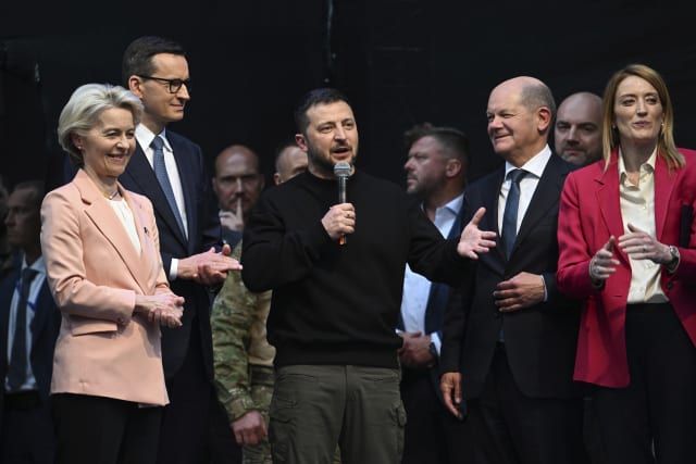 France pledges more military aid as Ukraine's Zelenskyy makes surprise ...