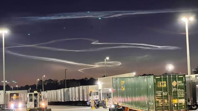 SpaceX rocket clouds puzzle early birds on the First Coast