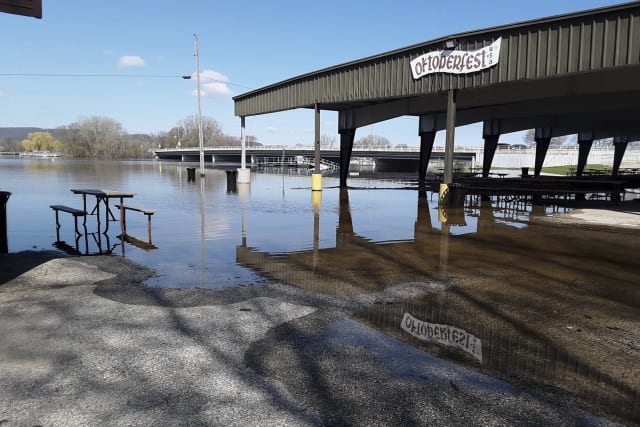 Mississippi River flooding prompts evacuations, sandbagging